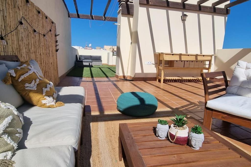 Fast Wi-fi- private rooftop terrace- 2 bed apt, Corralejo ...