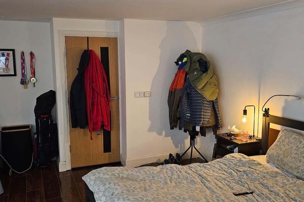 A room in a shared house, London (updated prices 2025)