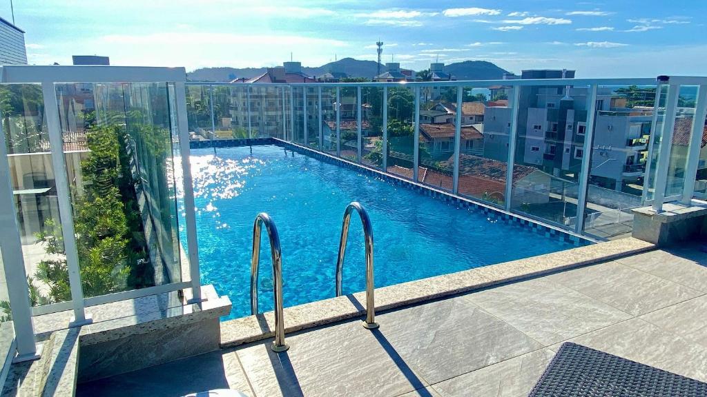 Passos da praia c/ piscina apto iluminado e novo, Florianópolis ...