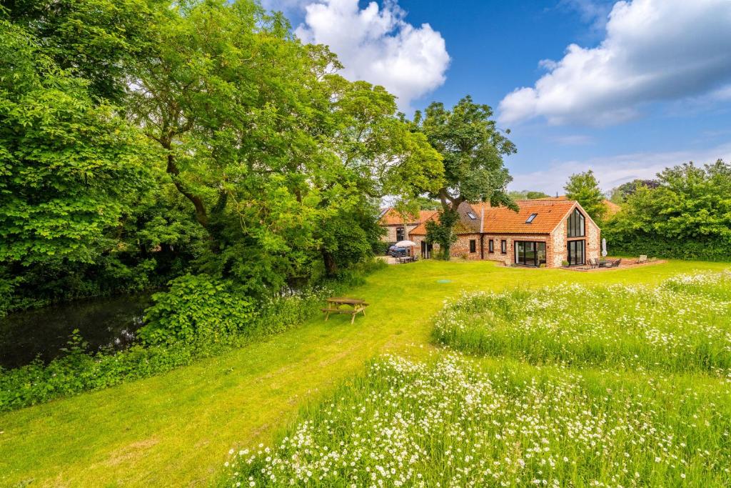 Waterside Barn, Binham (updated prices 2026)
