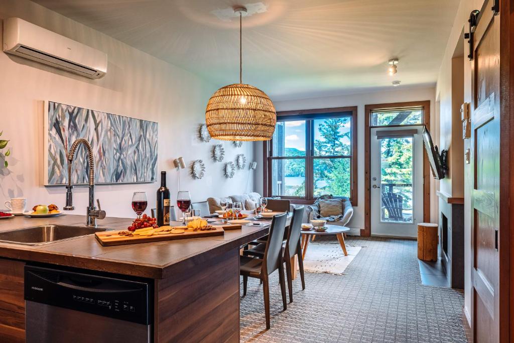 Suite with lake & mountain view and resort access, Lac-Supérieur ...