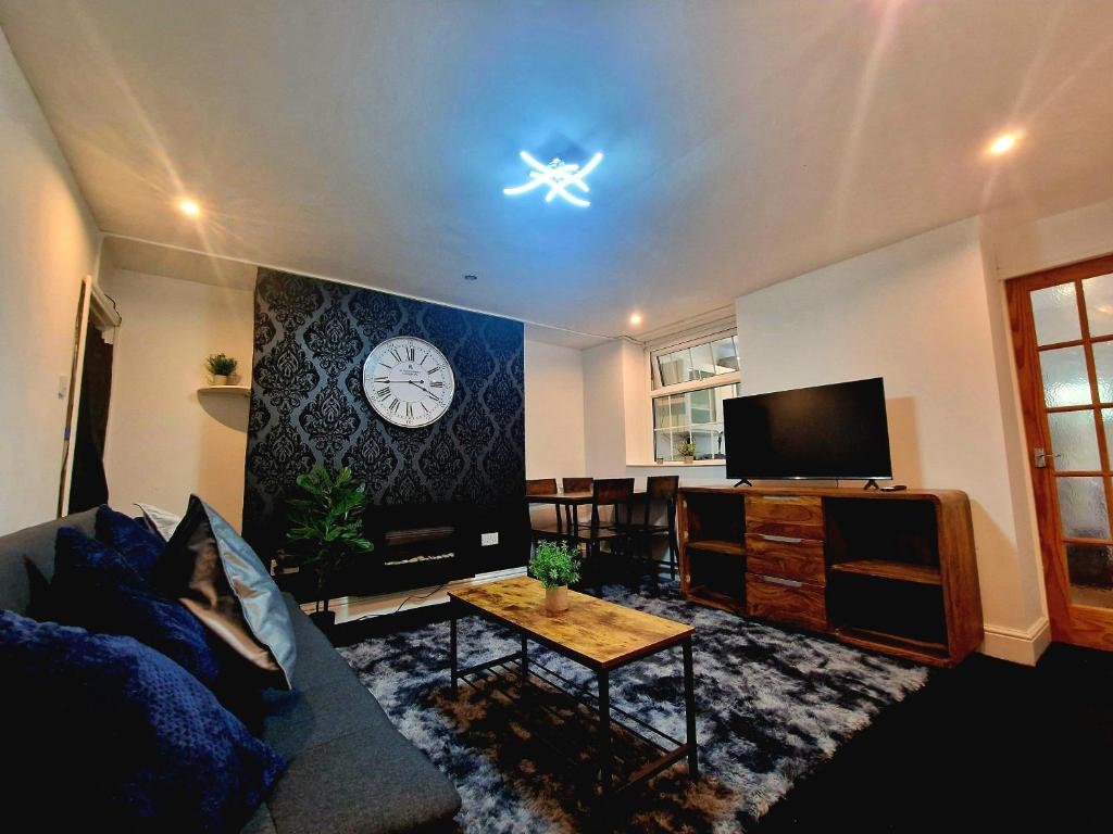 Private Courtyard apartment in Bradford with Parking, Shipley (updated ...