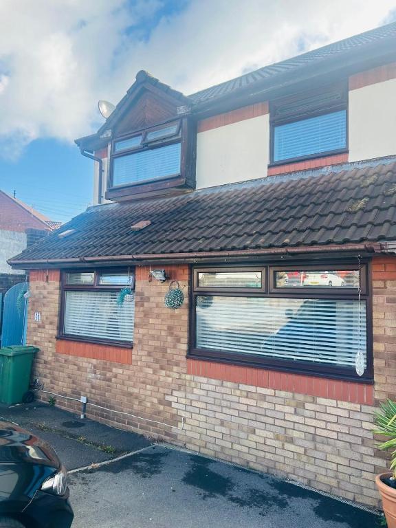 Modern well kept home- Entire House, Abercynon (updated prices 2026)