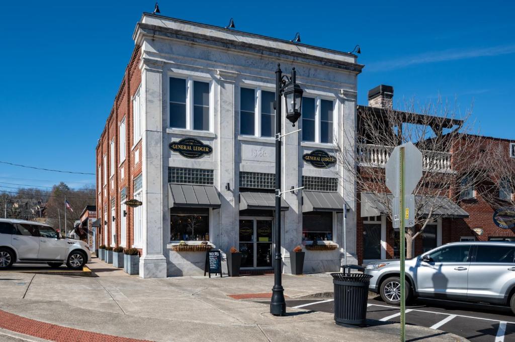 Main & Main - Downtown Blue Ridge, GA - Luxurious Downtown Retreat, Gas ...