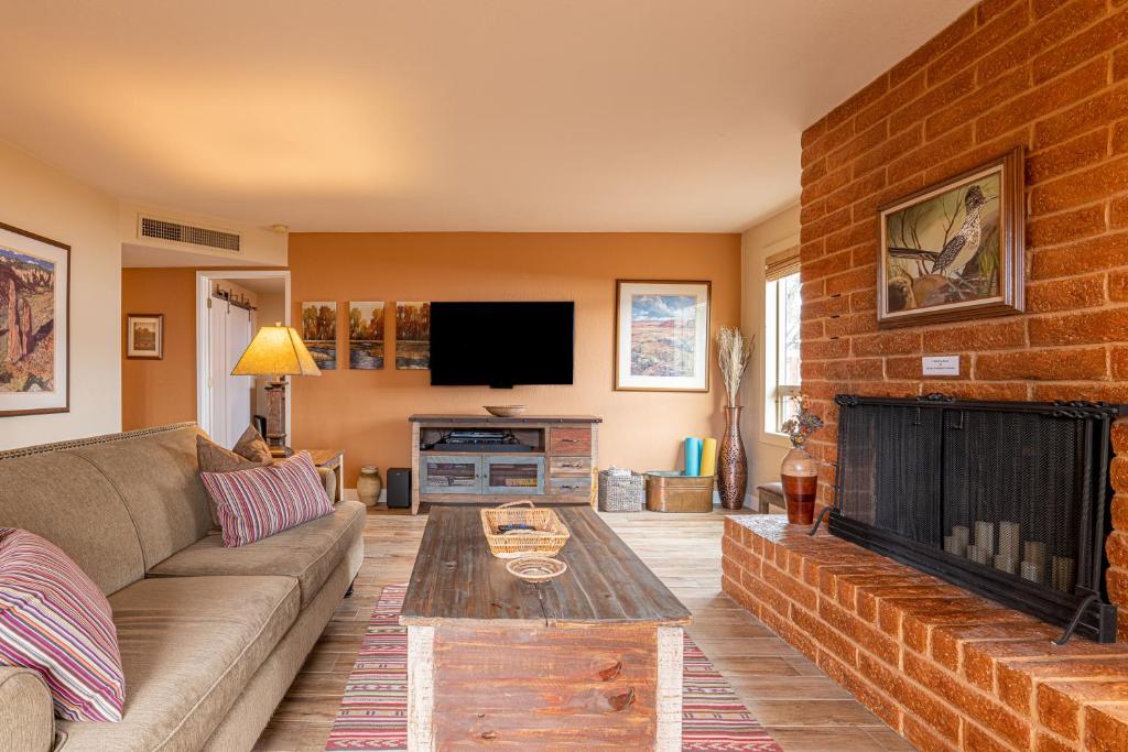 Sedona Roadrunner Elevated Red Rock Views, Work Desk, Private Yard, Hot ...