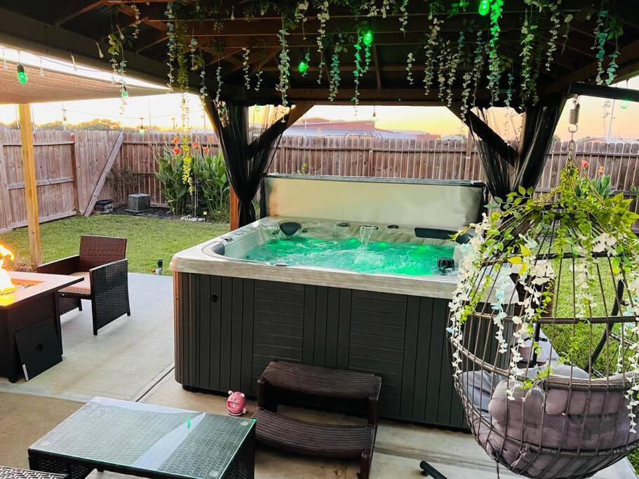 Relaxing with luxury Hot Tub for Houston Trip, Houston – Precios ...
