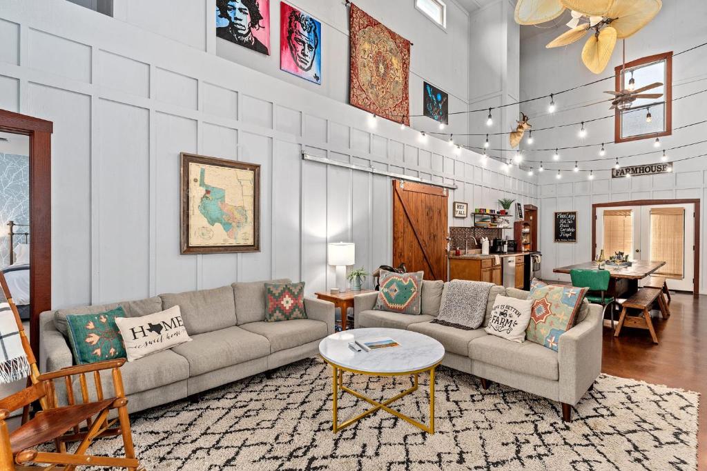 Meadows Farmhouse - Hot Tub & 5 mins to Main, Fredericksburg (updated prices 2025)