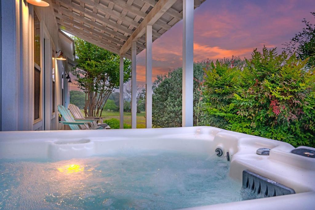 Meadows Cottage - Hot Tub & 5 mins to Main, Fredericksburg (updated prices 2025)