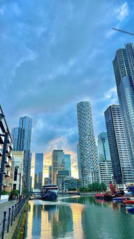 Fantastic view to Arena O2 and river Thames ,Great location Canary ...