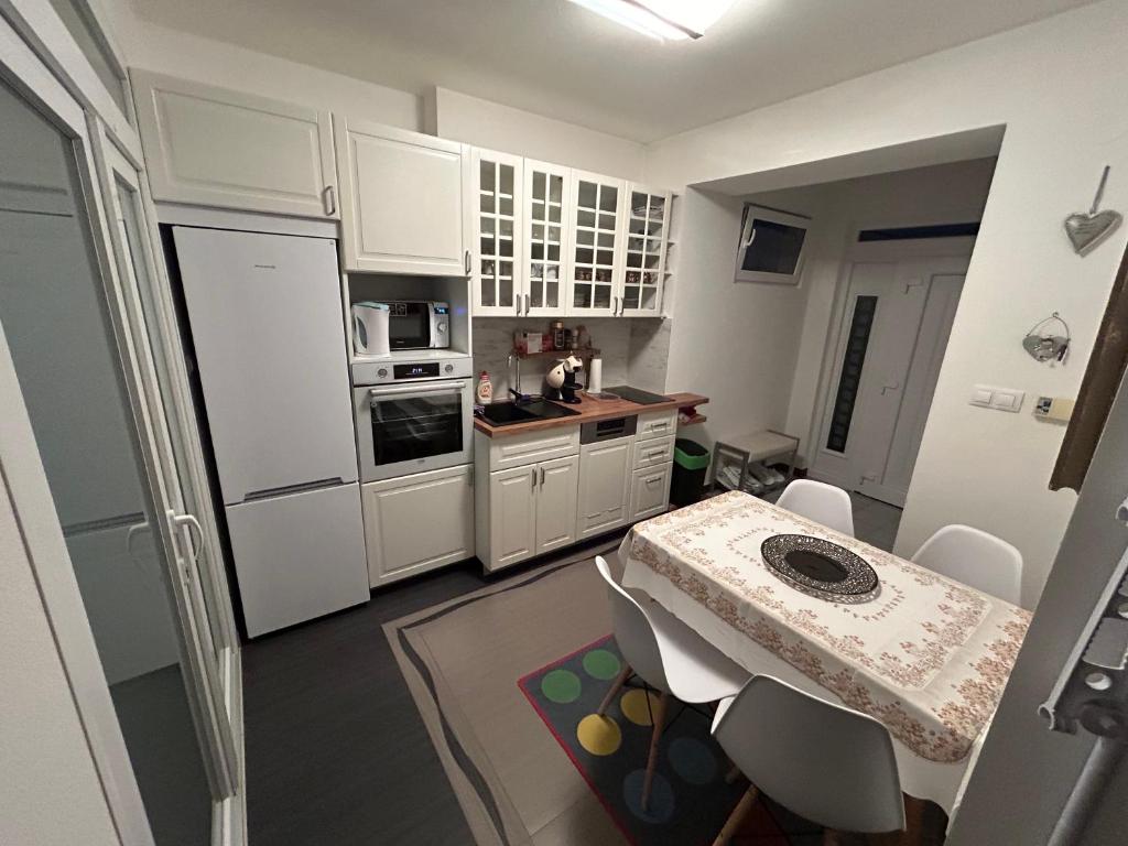 Apartman pri X Bionic Sphere Samorin s vínnou pivnicou, Blatná na ...