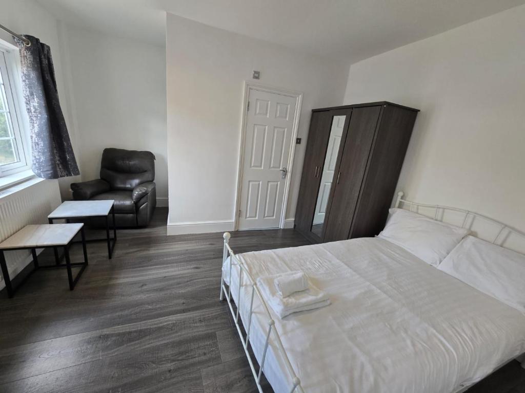 Room in Guest room - Limehouse Townhomes Modern Spacious Serviced En ...