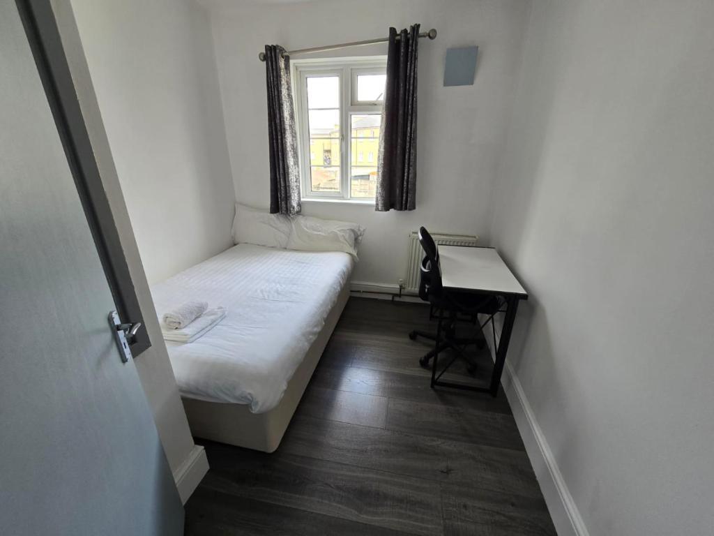 Room in Guest room - Limehouse Townhomes Modern Spacious Serviced ...