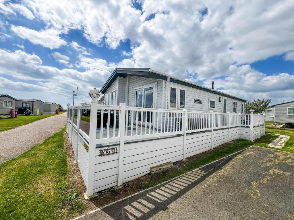 Beautiful 4 Berth Lodge With Free Wifi At Pakefield Holiday Park Ref ...