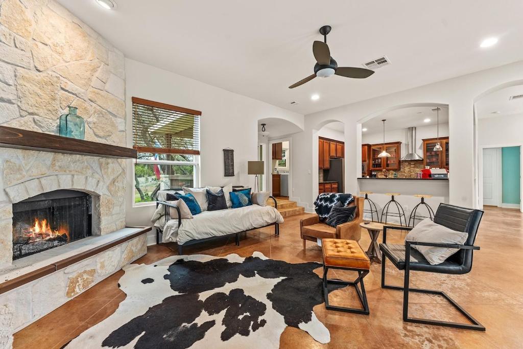 Spring Valley - Fire Pit Grill & Sleeps 8, Dripping Springs (updated ...