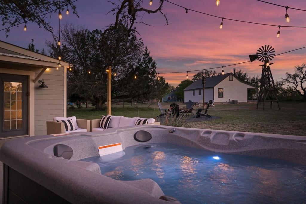 Sunset Haus - Hot Tub & Fire Pit, Fredericksburg (updated prices 2024)