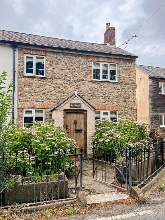 Laurel cottage Melplash, Netherbury (updated prices 2025)