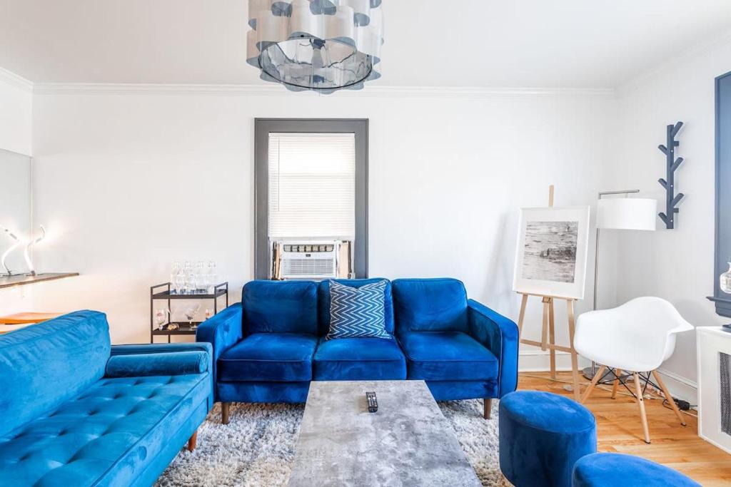 The Blue Sapphire 2BR 2 King beds & ample backyard, Bridgeport (updated ...