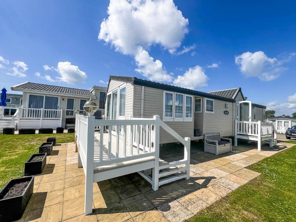 Luxury Caravan For Hire At Hopton Holiday Park With Full Sea Views Ref ...