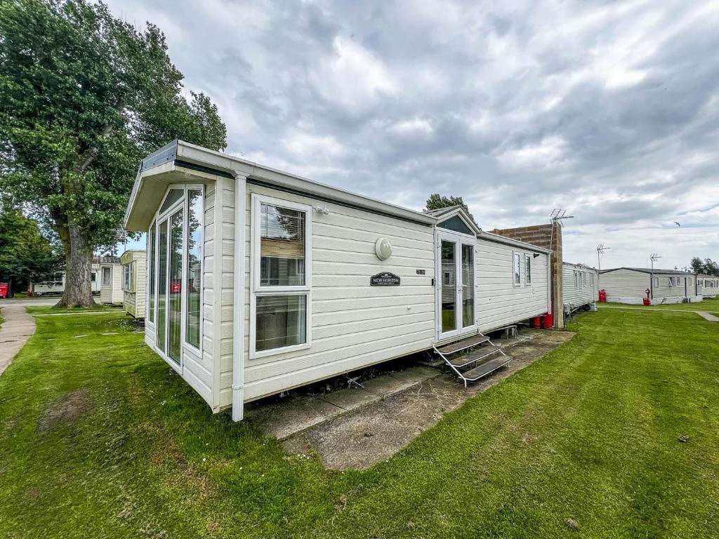 Lovely 6 Berth Caravan At Highfield Grange Near Clacton-on-sea Ref ...