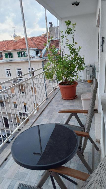 Room with private toilet and balcony in city center in shared apartment ...