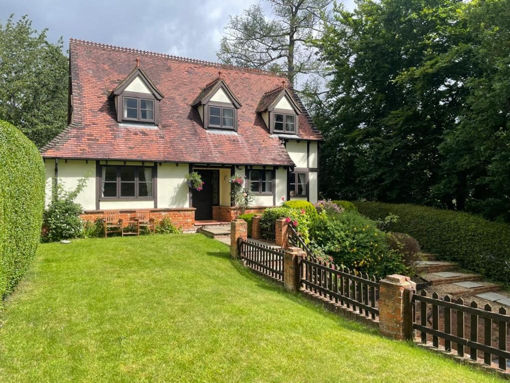 Classic Chilterns Cottage in lovely countryside, Beaconsfield (updated ...