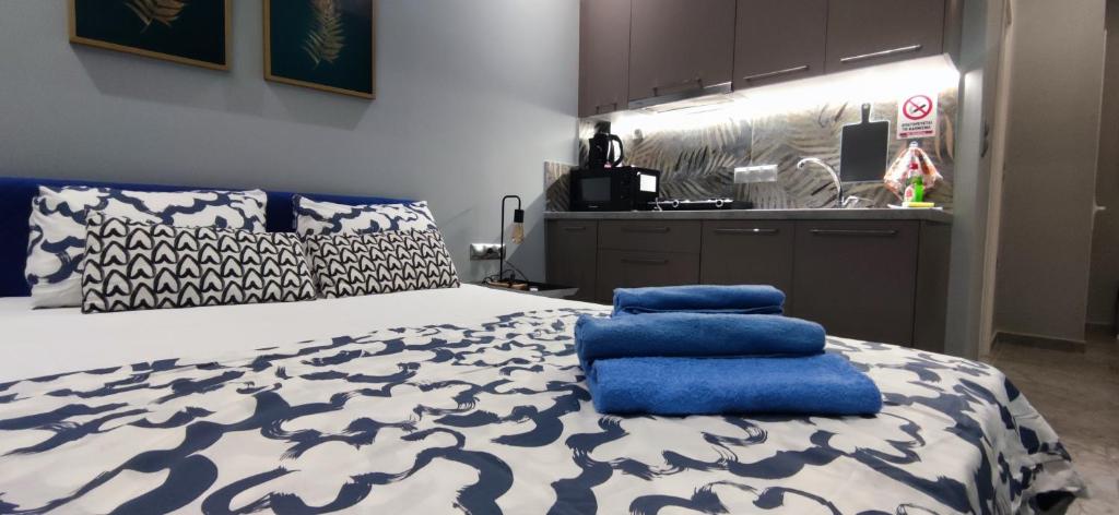 Black studio near the Acropolis, Athens (updated prices 2025)