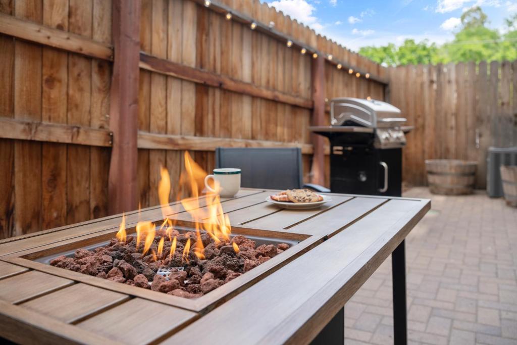 MidTown Luxe Stay—King Beds, Ensuite Baths, Great Location, Reno ...