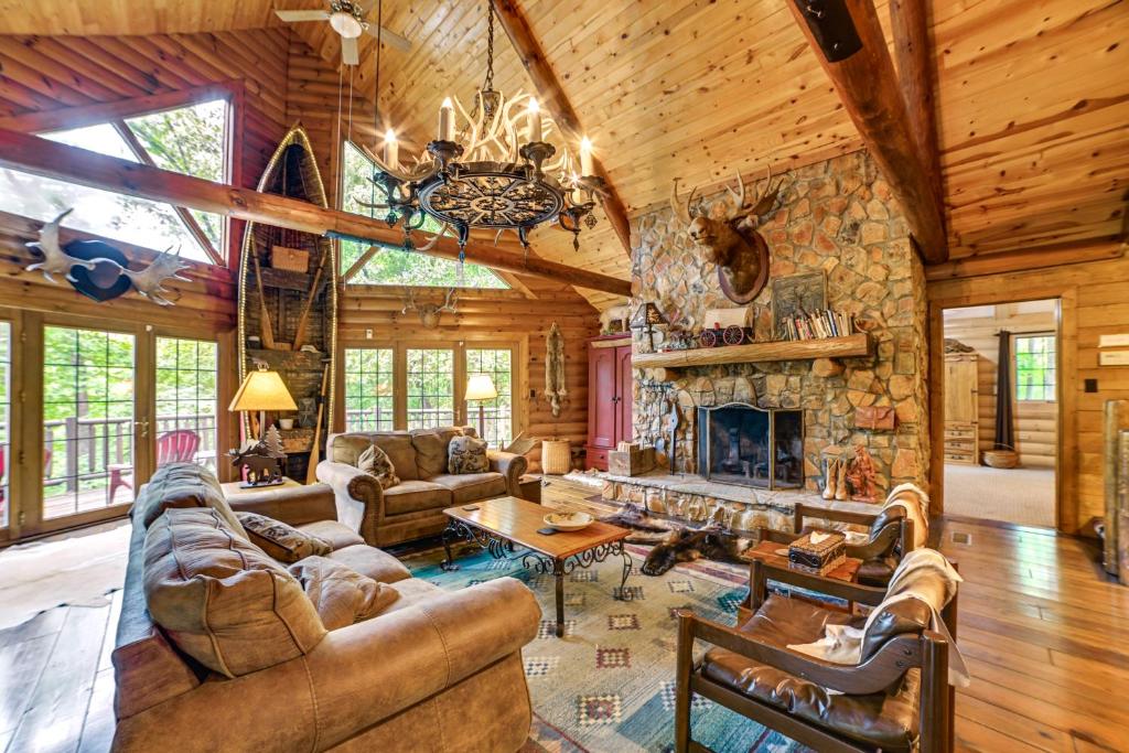 Lakefront Kuttawa Cabin with Private Dock and Hot Tub!, Kuttawa (updated prices 2025)