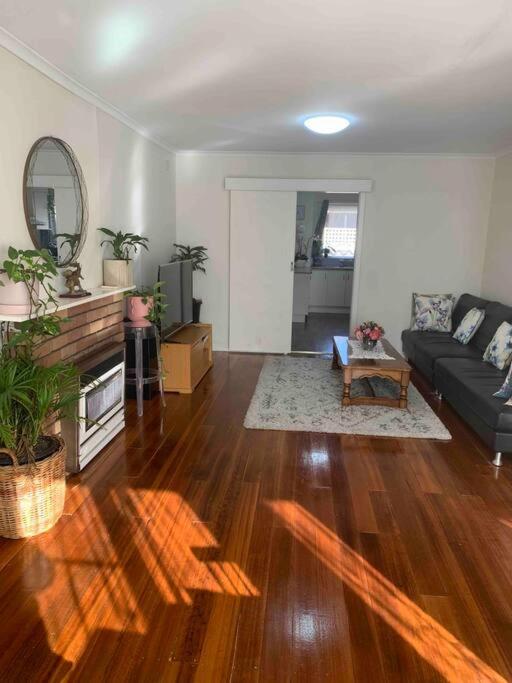 Glenroy Home near airport, city&shop, Melbourne (updated prices 2025)