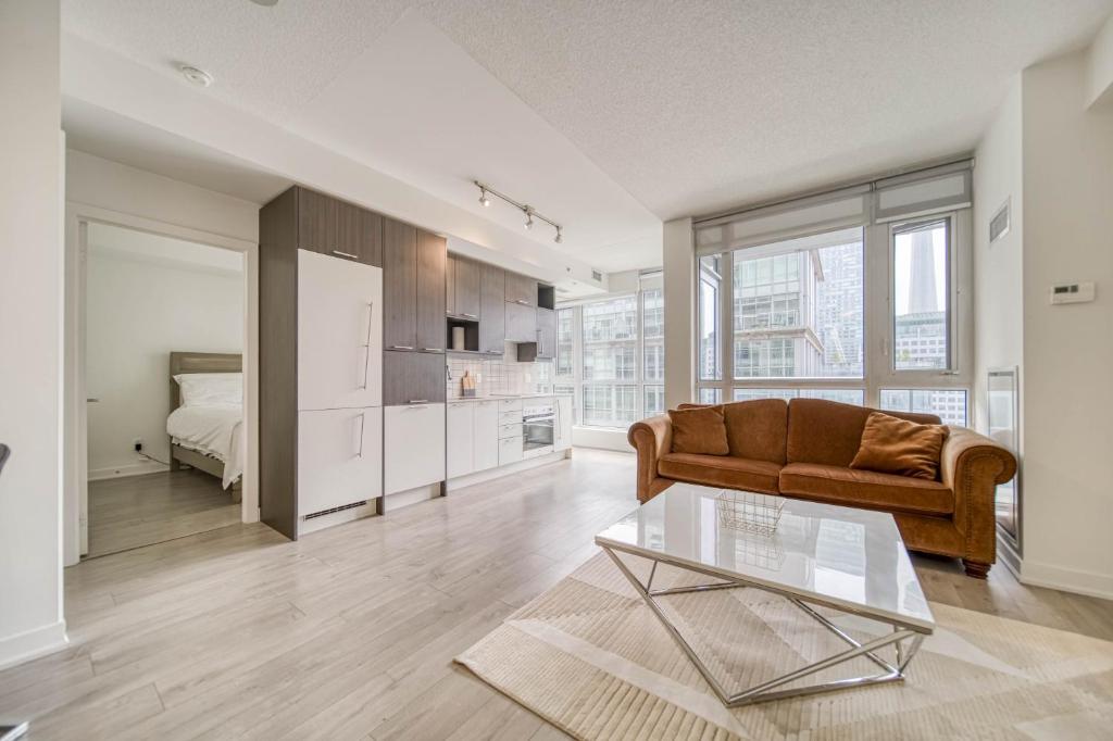 Downtown Spacious 1 Bed and 1 Den Condo With CN Tower View and Steps to ...