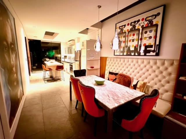 3 Storey House Walk to Fox Studios SCG & City, Sídney (precios ...
