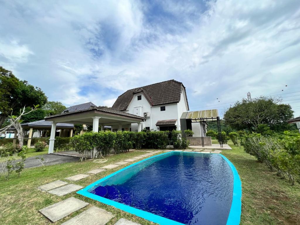 Commons Pool Villa Lot 1021 - Fong Homestay, Kampong Alor Gajah ...