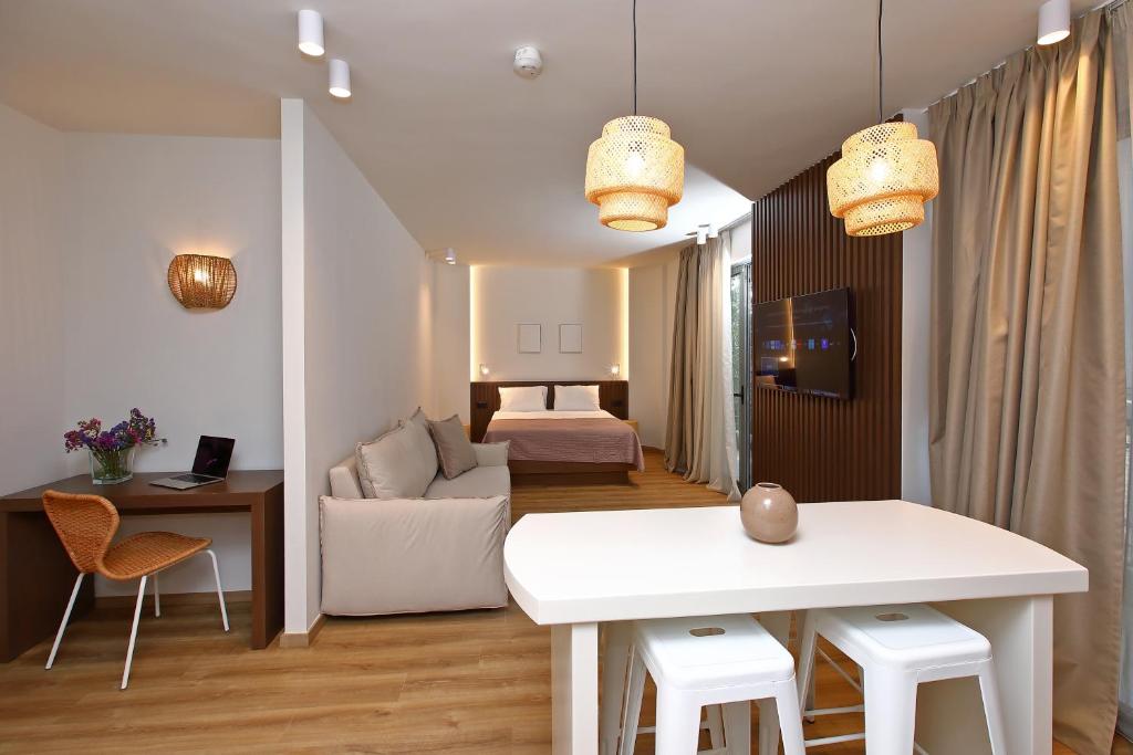 LOCAL SUITES - Nea Moudania Chalkidiki, Nea Moudania (updated prices 2026)