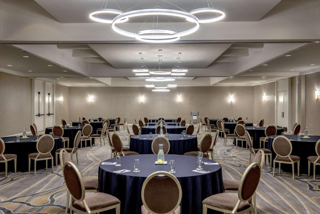 DoubleTree by Hilton Hotel and Conference Center Chicago North Shore ...
