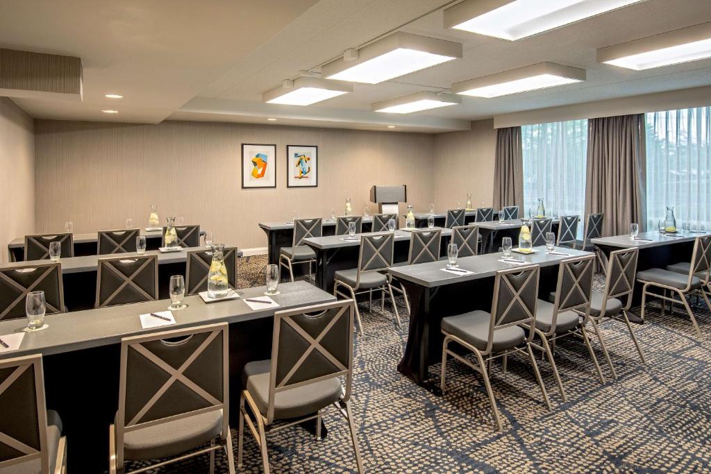 DoubleTree by Hilton Hotel and Conference Center Chicago North Shore ...