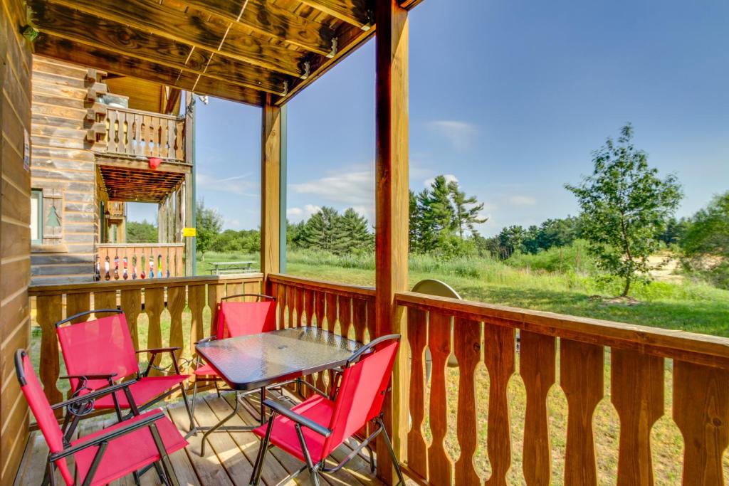 Cozy Three Bears Resort Cabin with Deck in Warrens!, Warrens (tarifs ...