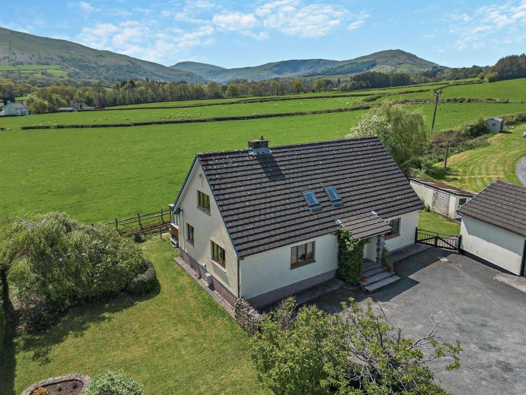 4 Bed in Libanus 94584, Aber-Brân (updated prices 2025)