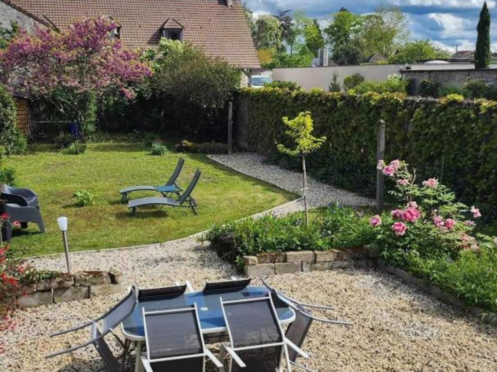 Maison rénovée avec jardin clos, proche du centre historique, idéale ...