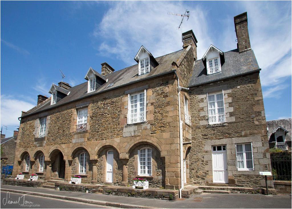 La Maison Guischard de la Ménardière dite La Maison Romane chambre hôte ...