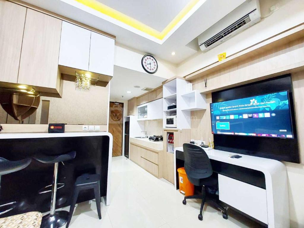 Modern Look 1BR at Uttara The Icon Apartment By Travelio, Kejayan ...