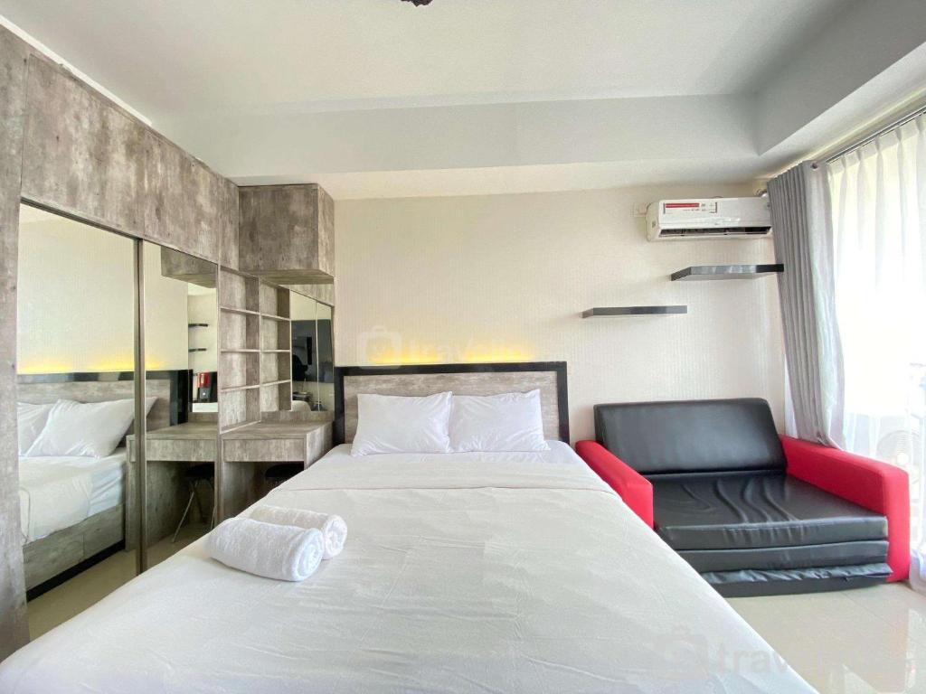 Bright Studio Room at Beverly Dago Apartment By Travelio, Bandung ...