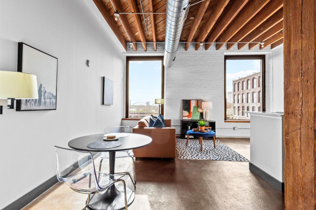 Brick & Bed, Riverfront Lofts in Saint Louis, Saint Louis (updated ...