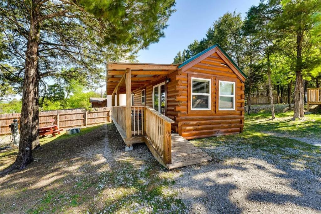 Indian Point Cabin 2 near SDC, Branson, and Table Rock Lake, Branson ...