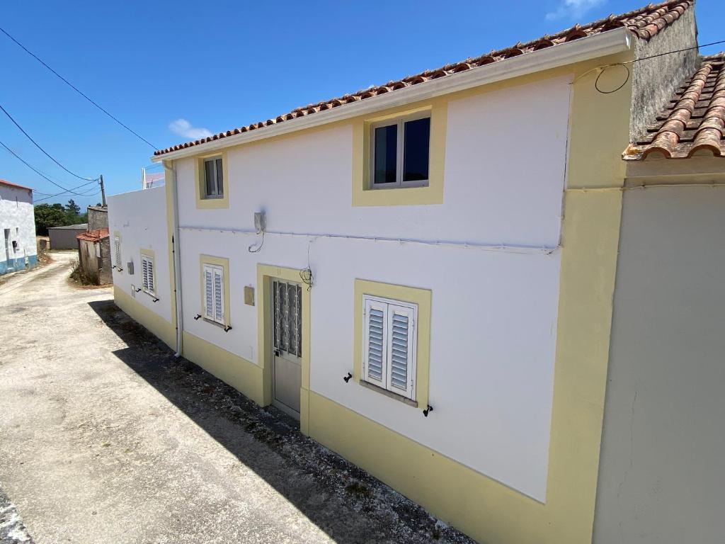 Yellow Rustic Portuguese Cottage, Nazaré (updated prices 2025)