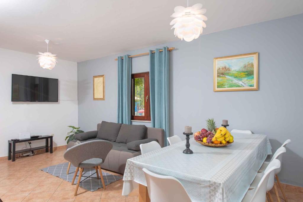 Holiday home in Trnbusi - Makarska Riviera 43532, Trnbusi (precios ...