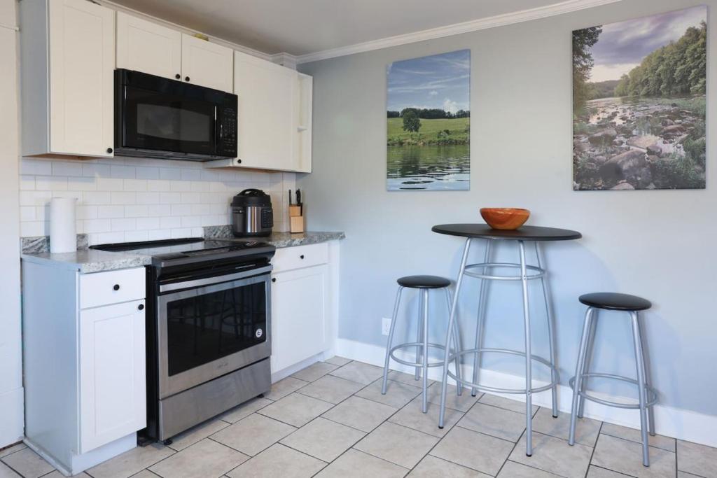 Riverfront Home (Apartment and Bar), Stewardsburg (updated prices 2026)
