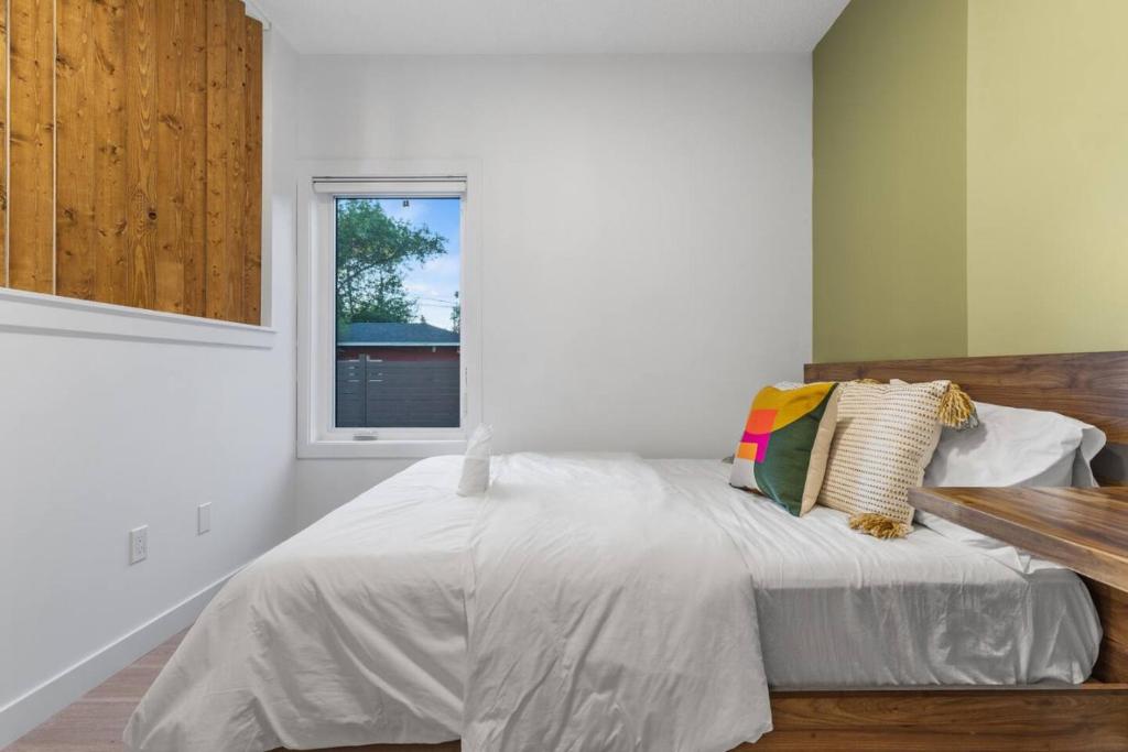 Entire 1 BDR and Bath 2 min 2 train Avocado Suite, Calgary (updated ...