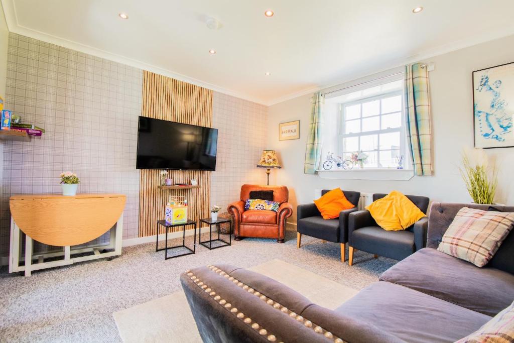 # Renovated cottage - nr Edinburgh with Scenic views, Gorebridge ...