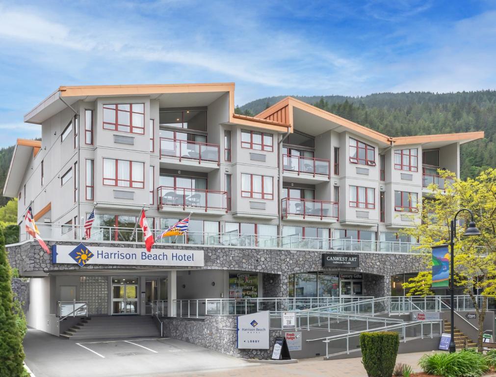 Harrison Beach Hotel, Harrison Hot Springs (updated prices 2026)
