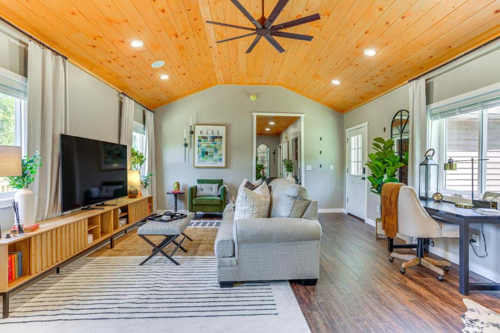 Tranquil Damascus Cabin with Deck and Riverfront Patio, Callicoon ...